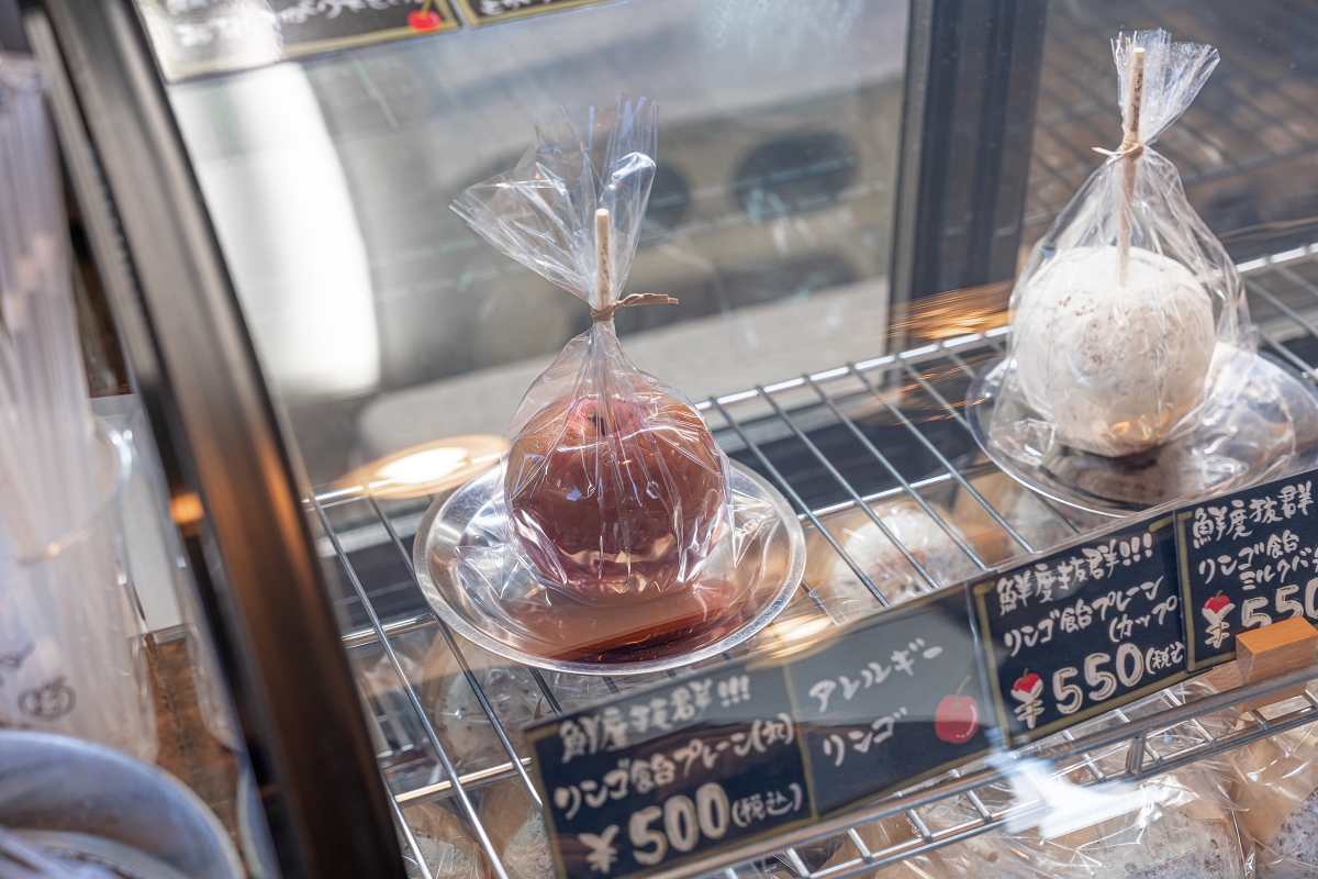 日本宮崎美食｜Ringo x Ame青森直送最新鮮蘋果製作蘋果飴(蘋果糖)，小林市當地熱門排隊甜點名店(リンゴカケルアメ) @歐拉。旅行不孤單