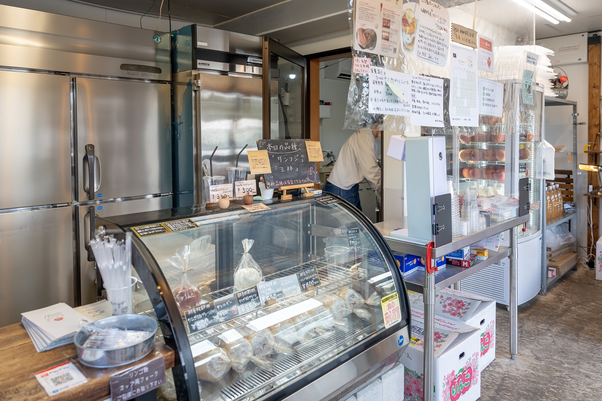 日本宮崎美食｜Ringo x Ame青森直送最新鮮蘋果製作蘋果飴(蘋果糖)，小林市當地熱門排隊甜點名店(リンゴカケルアメ) @歐拉。旅行不孤單