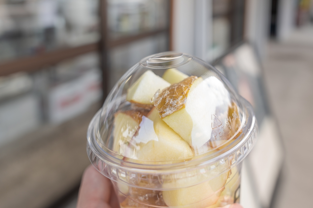 日本宮崎美食｜Ringo x Ame青森直送最新鮮蘋果製作蘋果飴(蘋果糖)，小林市當地熱門排隊甜點名店(リンゴカケルアメ) @歐拉。旅行不孤單